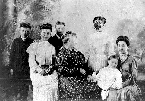 Louis Victor Pilon avec ses fils Ambrose (g) et Bill (d)